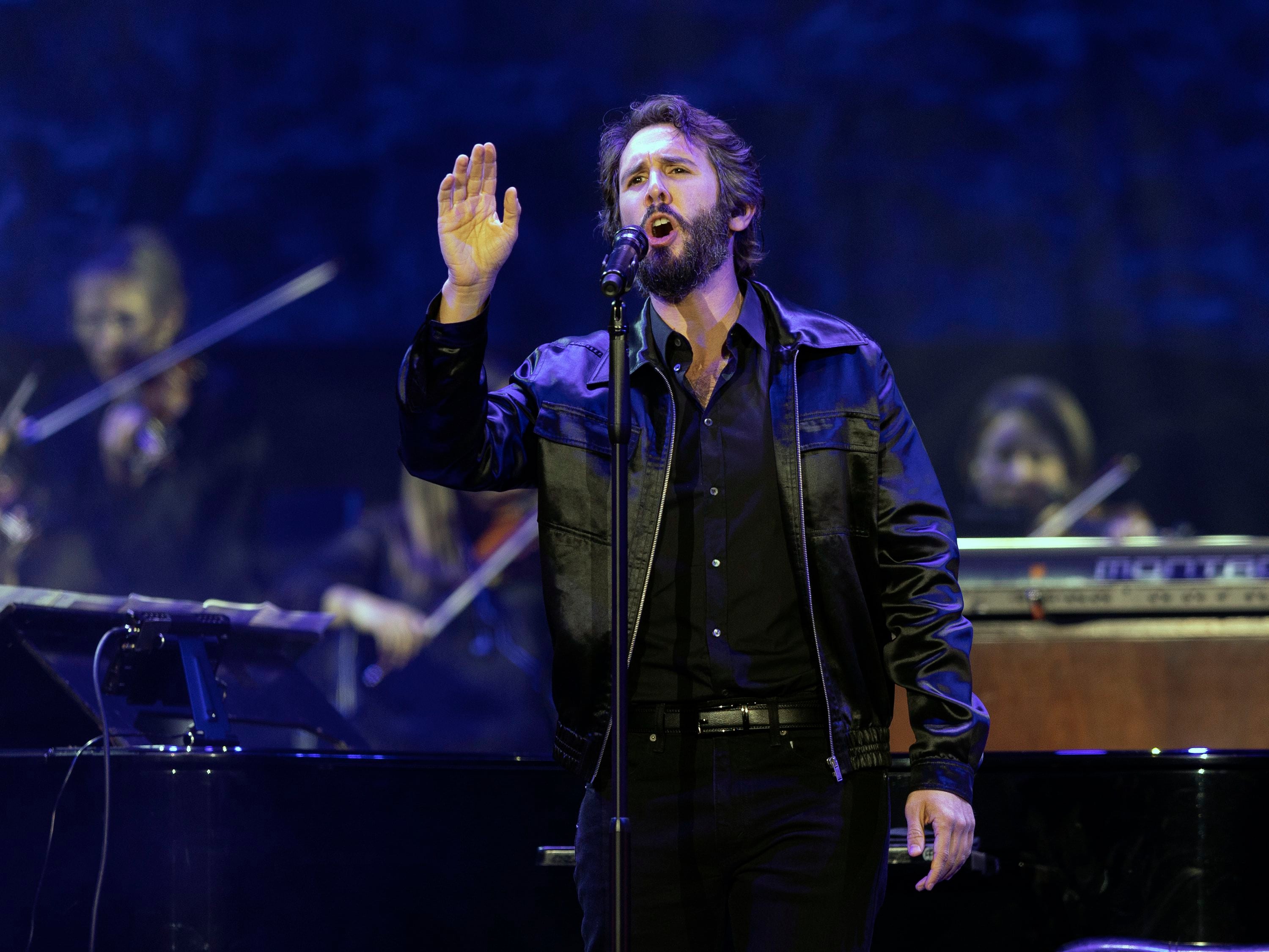 Under the warm golden lights of the Royal Hall, Adele and Josh Groban ...