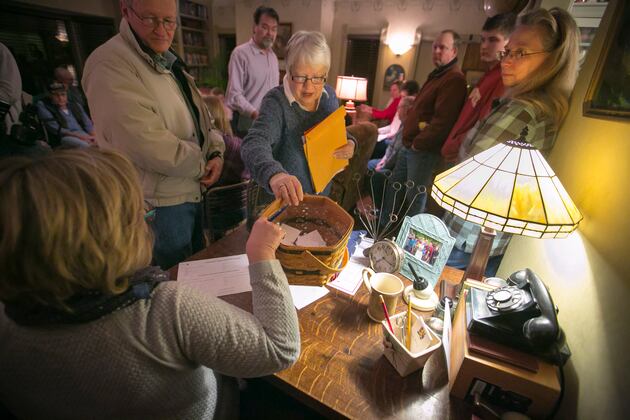 How do the Iowa caucuses work? – Deseret News