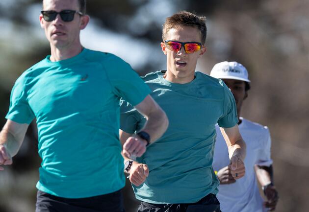 Watch Conner Mantz’s act of good sportmanship at Chicago Marathon ...