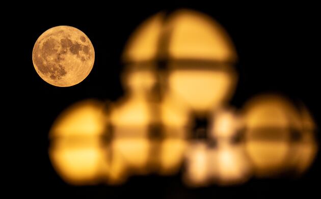 Photos: Super blue moon appears in Utah, around the world – Deseret News